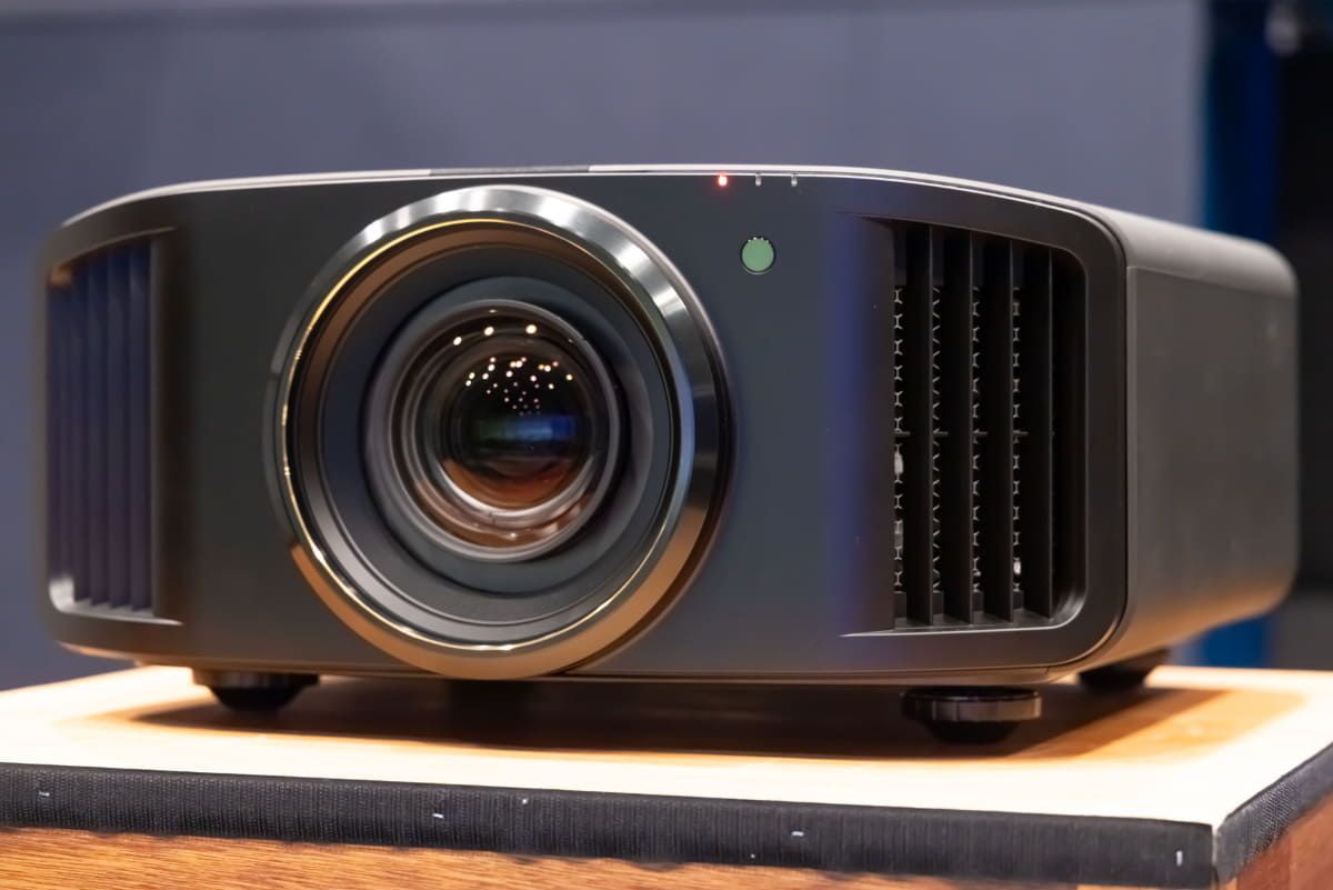 JVC Kenwood Updates Victor Brand D-ILA 8K Projectors DLA-V900R and DLA ...